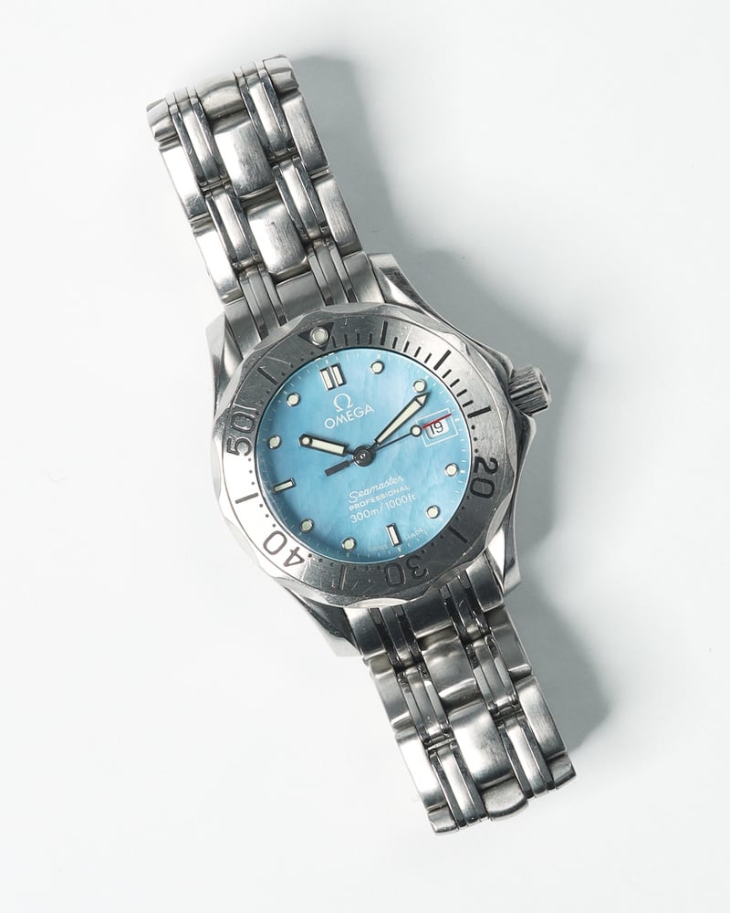 Vintage OMEGA Lady-Seamaster 300M Blå Pärlemo Klocka - A Retro Tale