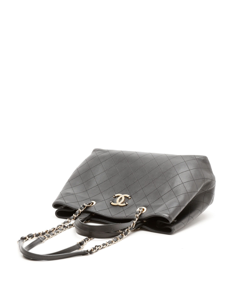 Vintage CHANEL Large Serial Shopper Tote Taschen - A Retro Tale