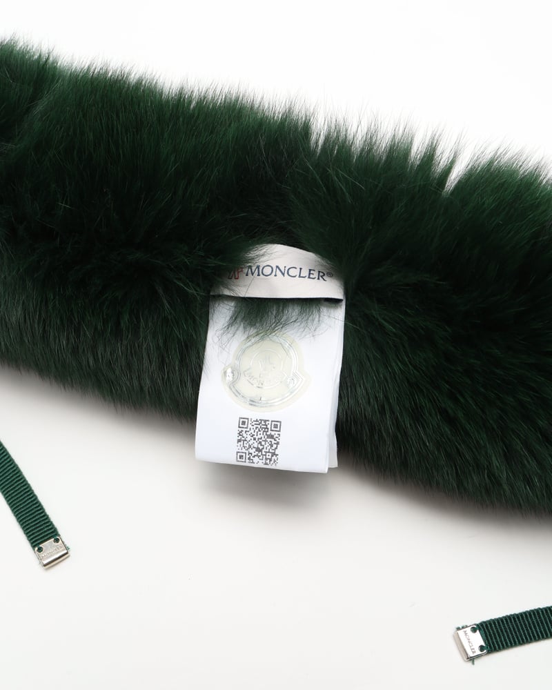 Vintage Moncler Schal mit Fellkragen - A Retro Tale